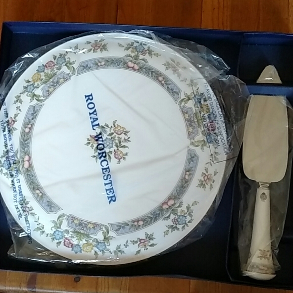 Royal Worcester | Dining | Royal Worcester 1 Cake Plate Matching Server ...